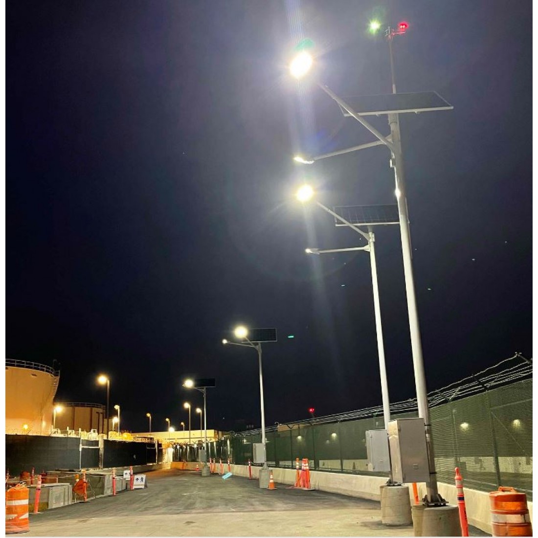 Solar powered LED parking lot light. Complete, high power, commercial ...