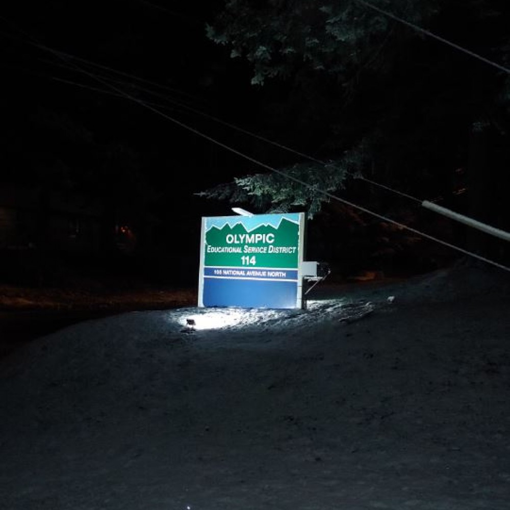 Solar powered sign light system for outdoor signage